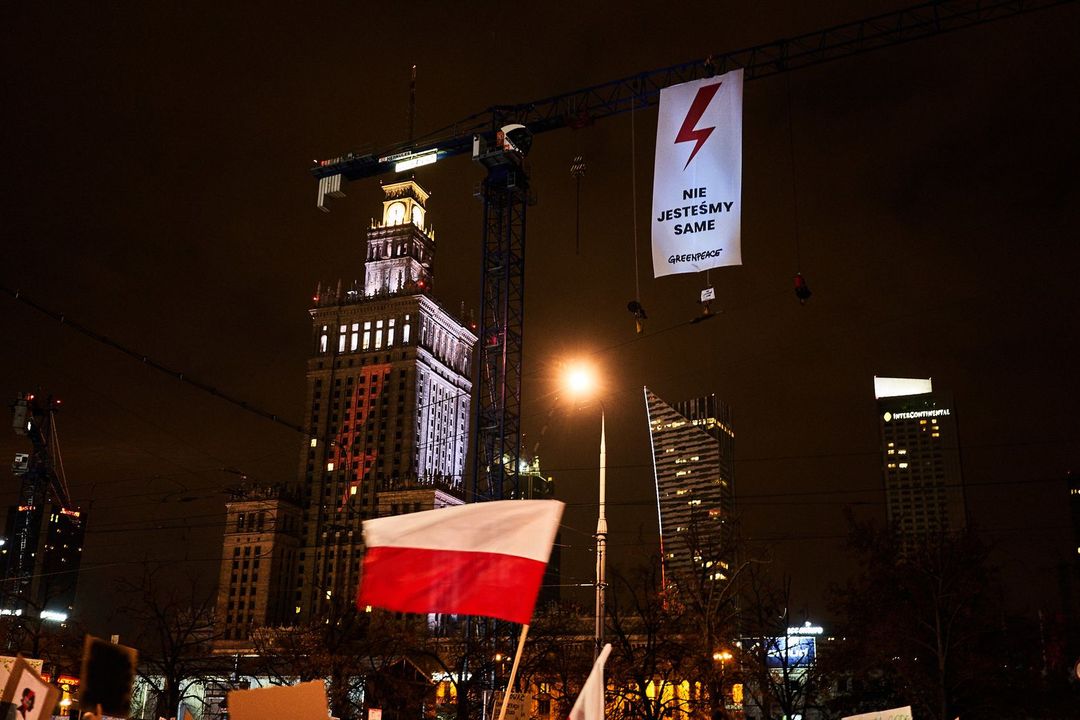 Greenpeace wspiera Strajk Kobiet. Aktywistki i aktywiści wywiesili 15 ...